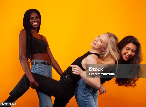 Photo Libre De Droit De Divers Groupe De Filles Multinations Compagnie
