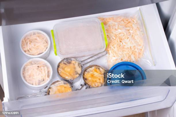 Makanan Beku Di Dalam Freezer Julienne Beku Jamur Ayam Dan Keju Gratin