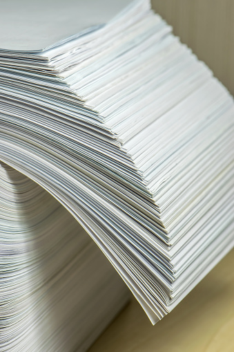 オフィスに紙の書類が山積みで書かされている Clutteredのストックフォトや画像を多数ご用意 Cluttered オフィス