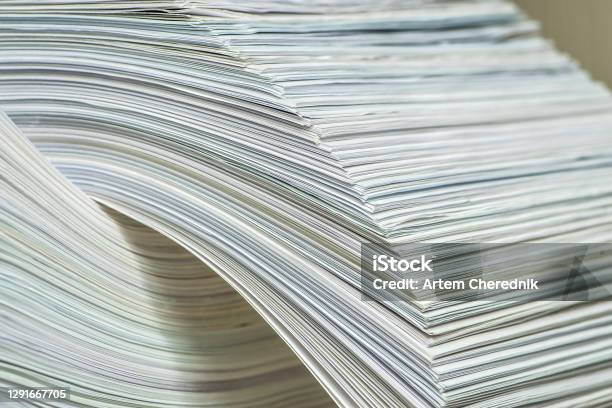 オフィスに紙の書類が山積みで書かされている Clutteredのストックフォトや画像を多数ご用意 Cluttered オフィス