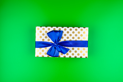 Hadiah Yang Dibungkus Kertas Putih Dengan Lingkaran Emas Yang Dibungkus ... Hadiah Yang Dibungkus Kertas Putih Dengan Lingkaran Emas Yang Dibungkus ...