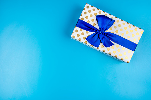 Hadiah Yang Dibungkus Kertas Putih Dengan Lingkaran Emas Yang Dibungkus ... Hadiah Yang Dibungkus Kertas Putih Dengan Lingkaran Emas Yang Dibungkus ...