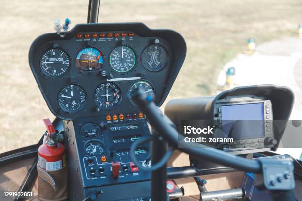 Dasbor Helikopter Dengan Peralatan Navigasi Foto Stok - Unduh Gambar ... Dasbor Helikopter Dengan Peralatan Navigasi Foto Stok - Unduh Gambar ...