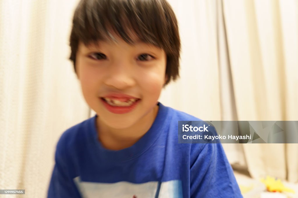 Niños Jugando En Casa Foto De Stock Y Más Banco De Imágenes De 6 7 Años 6 7 Años Alegre