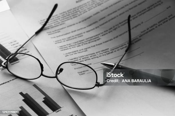 Konsep Dokumen Hukum Bisnis Pena Dan Kacamata Pada Formulir Perjanjian