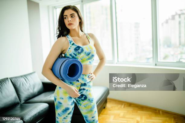 Wanita Fit Memegang Tikar Olahraga Mengenakan Pakaian Olahraga Dan ... Wanita Fit Memegang Tikar Olahraga Mengenakan Pakaian Olahraga Dan ...