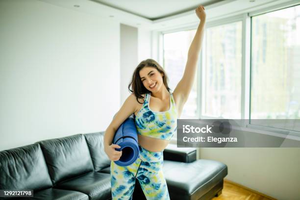 Wanita Fit Memegang Tikar Olahraga Mengenakan Pakaian Olahraga Dan ... Wanita Fit Memegang Tikar Olahraga Mengenakan Pakaian Olahraga Dan ...