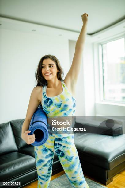 Wanita Fit Memegang Tikar Olahraga Mengenakan Pakaian Olahraga Dan ... Wanita Fit Memegang Tikar Olahraga Mengenakan Pakaian Olahraga Dan ...