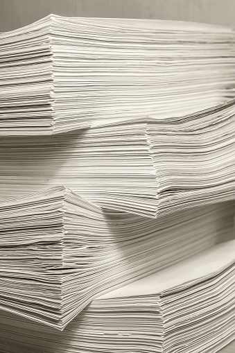 オフィスに紙の書類が山積みで書かされている Clutteredのストックフォトや画像を多数ご用意 Cluttered オフィス