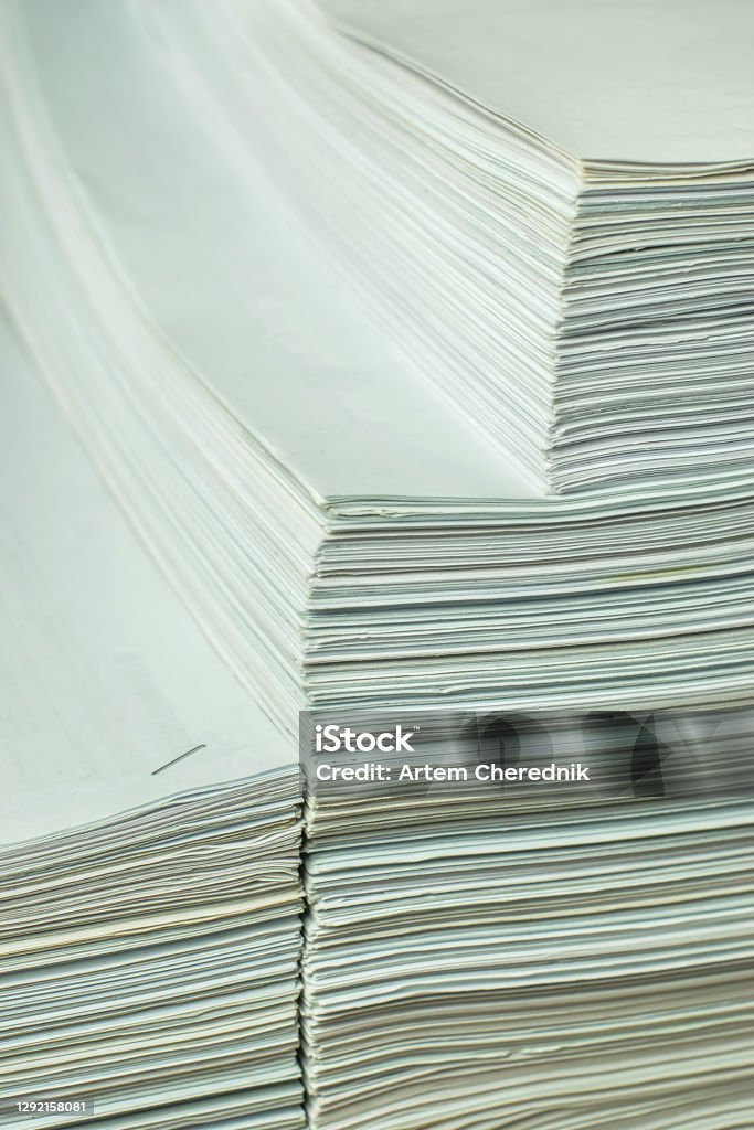 オフィスに紙の書類が山積みで書かされている オフィスのストックフォトや画像を多数ご用意 オフィス カラー画像 クローズアップ