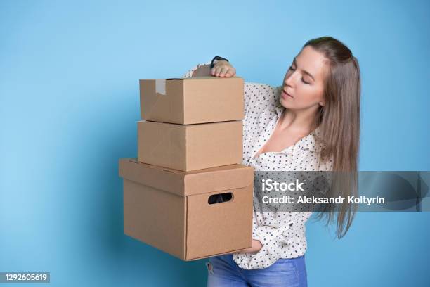 Terima Paket Wanita Muda Bahagia Memegang Setumpuk Kotak Kardus Foto ... Terima Paket Wanita Muda Bahagia Memegang Setumpuk Kotak Kardus Foto ...