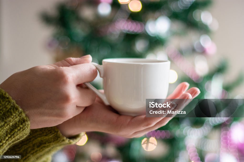 Tangan Wanita Memegang Cangkir Dengan Teh Panas Atau Kopi Foto Stok ... Tangan Wanita Memegang Cangkir Dengan Teh Panas Atau Kopi Foto Stok ...