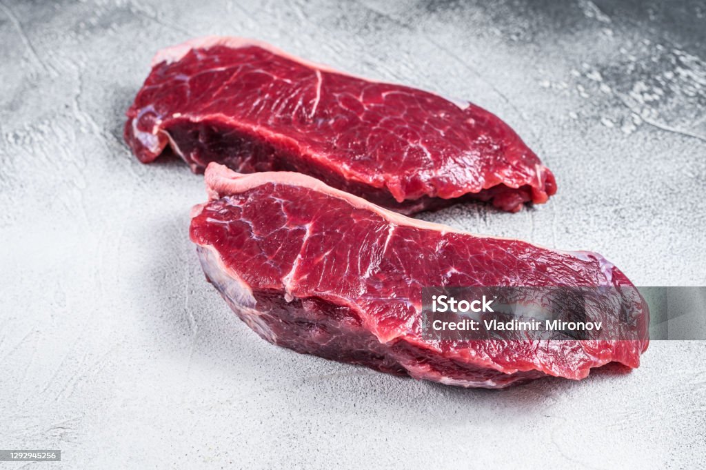 Steak Daging Sapi Sirloin Mentah Segar Latar Belakang Putih Tampilan