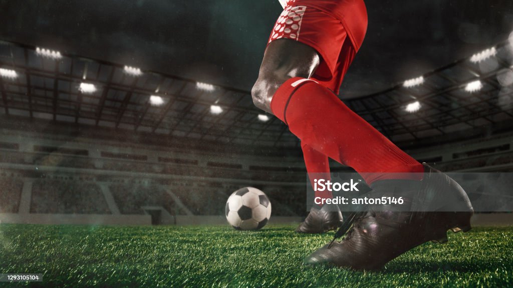 Pemain Sepak Bola Atau Sepak Bola Di Stadion Penuh Dan Latar Belakang