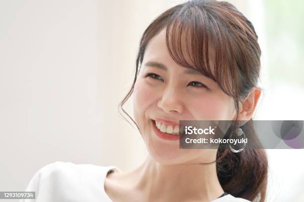 自宅で微笑むアジアの女性 笑顔のストックフォトや画像を多数ご用意 笑顔 日本人 30代 Istock