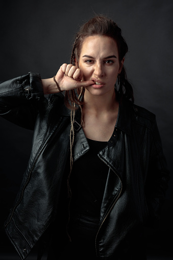 Potret Seorang Wanita Yang Tidak Senang Mengenakan Jaket Kulit Hitam ... Potret Seorang Wanita Yang Tidak Senang Mengenakan Jaket Kulit Hitam ...