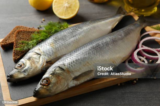 Papan Dengan Ikan Haring Dan Rempahrempah Dan Minyak Di Latar Belakang