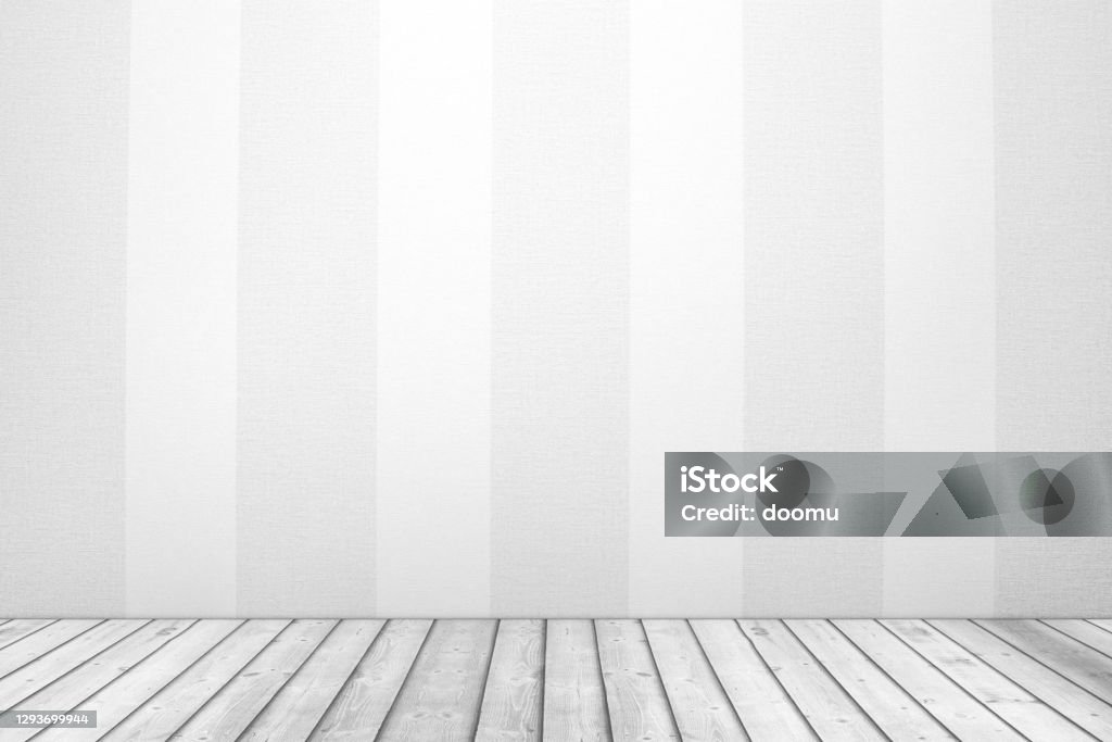 Kamar Kosong Dengan Dinding Wallpaper Bergaris Putih Dan Lantai Kayu