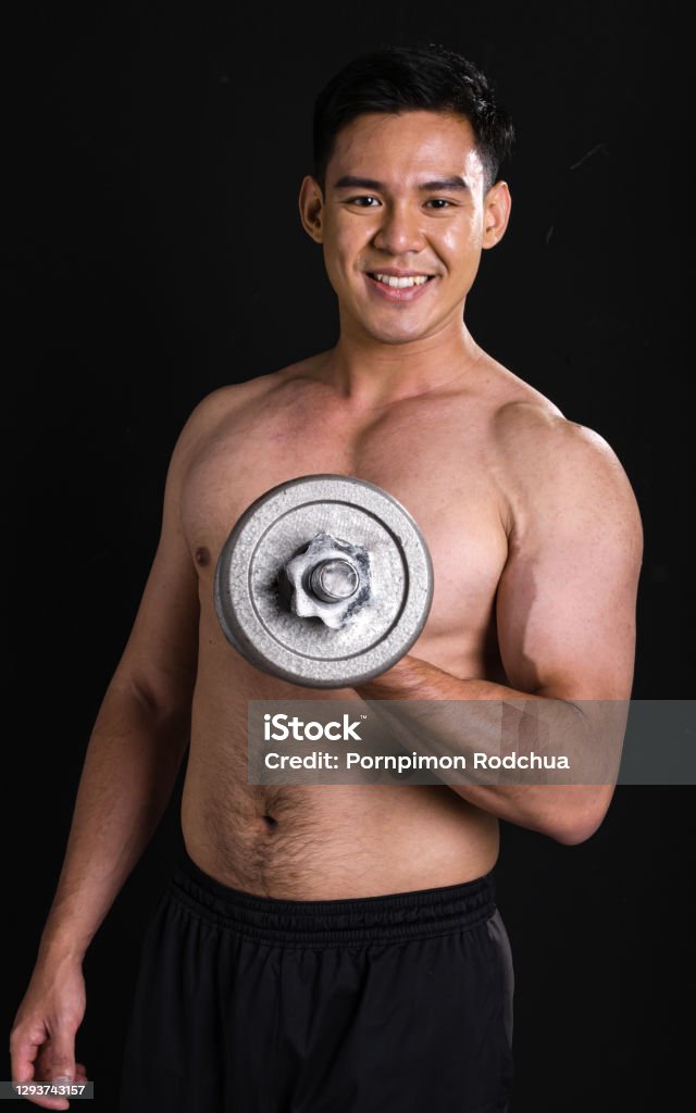 Potret Pria Berotot Asia Berdiri Dan Mengangkat Dumbbell Dengan Latar ... Potret Pria Berotot Asia Berdiri Dan Mengangkat Dumbbell Dengan Latar ...