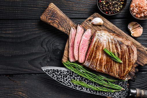 Steak Daging Sapi Rok Panggang Di Atas Talenan Kayu Latar Belakang Kayu