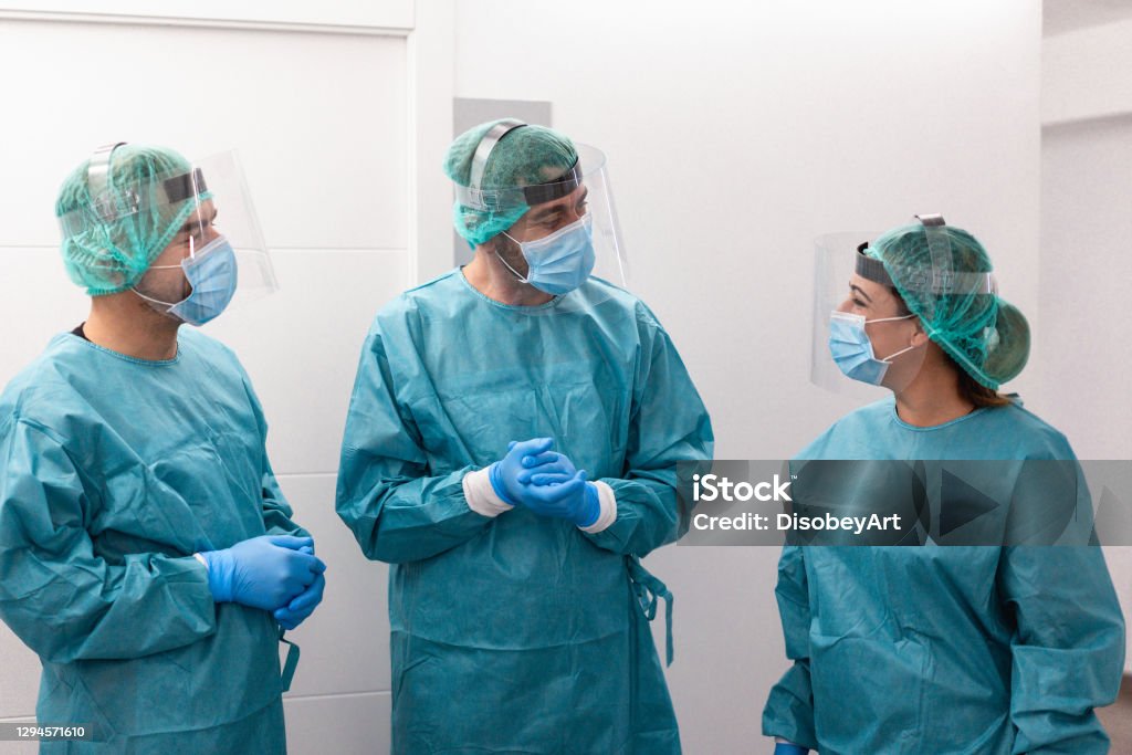 Dokter Medis Dan Perawat Berdiskusi Setelah Operasi Bedah Di Rumah