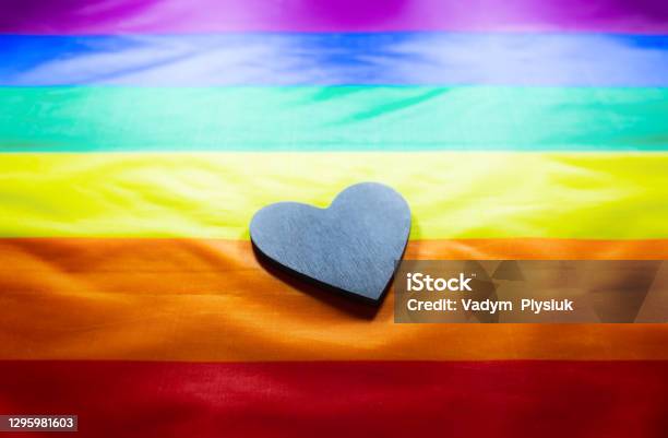 Komunitas Lgbt Bendera Warnawarni Hati Kayu Di Latar Belakang Pelangi