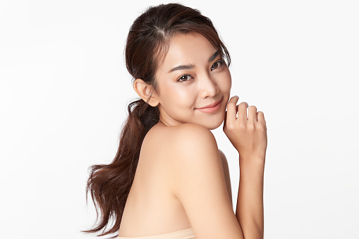 Wanita Muda Asia Cantik Dengan Kulit Segar Bersih Di Latar Belakang