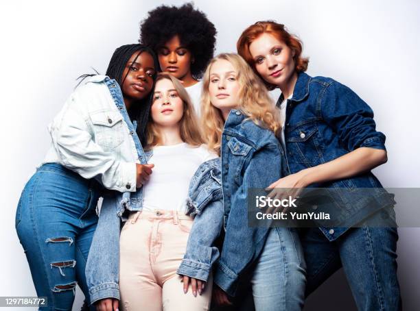 Photo Libre De Droit De Divers Groupe De Filles Multinations Compagnie
