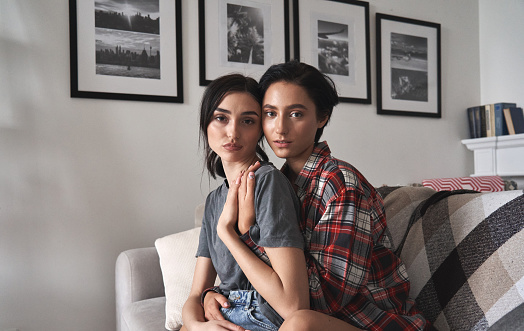 Potret Pasangan Lgbtq Lesbian Sayang Muda Berpelukan Di Rumah Dua