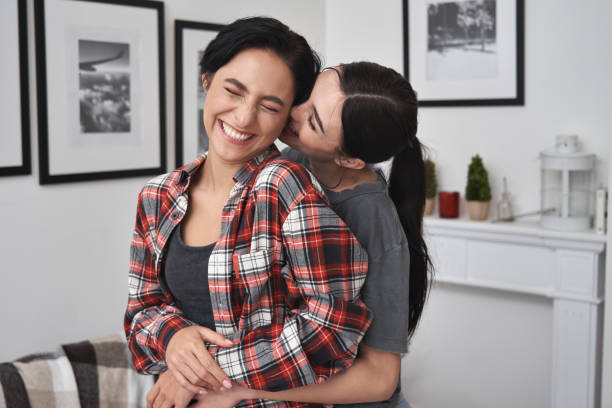 8 900 Fotos Bilder Und Lizenzfreie Bilder Zu Lesbian Kissing Istock