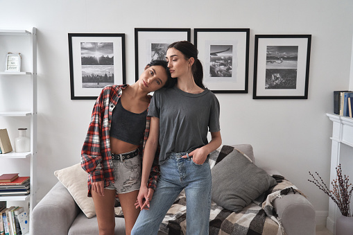 Dua Stylish Keren Keren Gen Z Wanita Muda Melihat Kamera Dan Memeluk