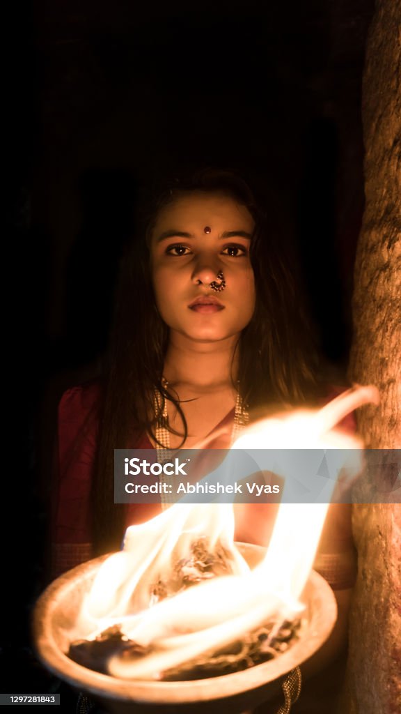Gadis India Di Stepwell Tua Mengenakan Saree Merah Tradisional India Perhiasan Emas Dan Gelang