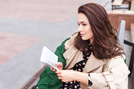 Buku Bacaan Gadis Cantik Yang Bijaksana Di Taman Kota Wanita Muda Yang ... Buku Bacaan Gadis Cantik Yang Bijaksana Di Taman Kota Wanita Muda Yang ...
