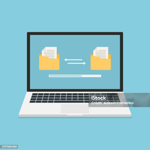 Laptop Dengan Folder Di Layar Dan Dokumen Yang Ditransfer Transfer File
