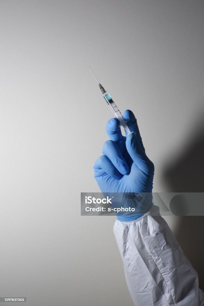 Dokter Atau Perawat Tangan Memegang Vaksin Jarum Suntik Injeksi Medis ... Dokter Atau Perawat Tangan Memegang Vaksin Jarum Suntik Injeksi Medis ...