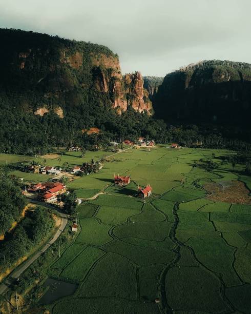 1 200 Bukittinggi Foto Stok Potret And Gambar Bebas Royalti Istock