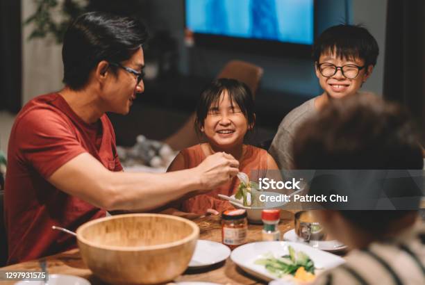 Keluarga Dan Sepupu Cina Asia Mengadakan Makan Malam Reuni Di Rumah Foto Stok Unduh Gambar