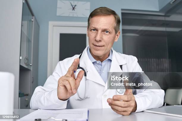 Dokter Pria Tua Paruh Baya Berbicara Dengan Webcam Dokter Senior ... Dokter Pria Tua Paruh Baya Berbicara Dengan Webcam Dokter Senior ...
