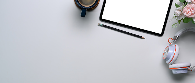 Tampilan Atas Tablet Digital Mock Up Dengan Layar Kosong Cangkir Kopi