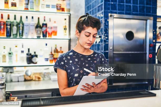 Dia Punya Mata Yang Tajam Untuk Angka Foto Stok - Unduh Gambar Sekarang ... Dia Punya Mata Yang Tajam Untuk Angka Foto Stok - Unduh Gambar Sekarang ...
