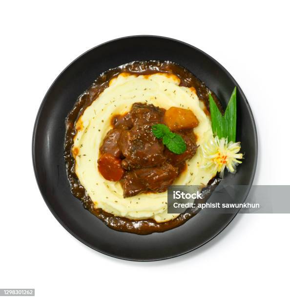 Kentang Tumbuk Di Atasnya Dengan Rebusan Daging Sapi Dalam Saus Anggur