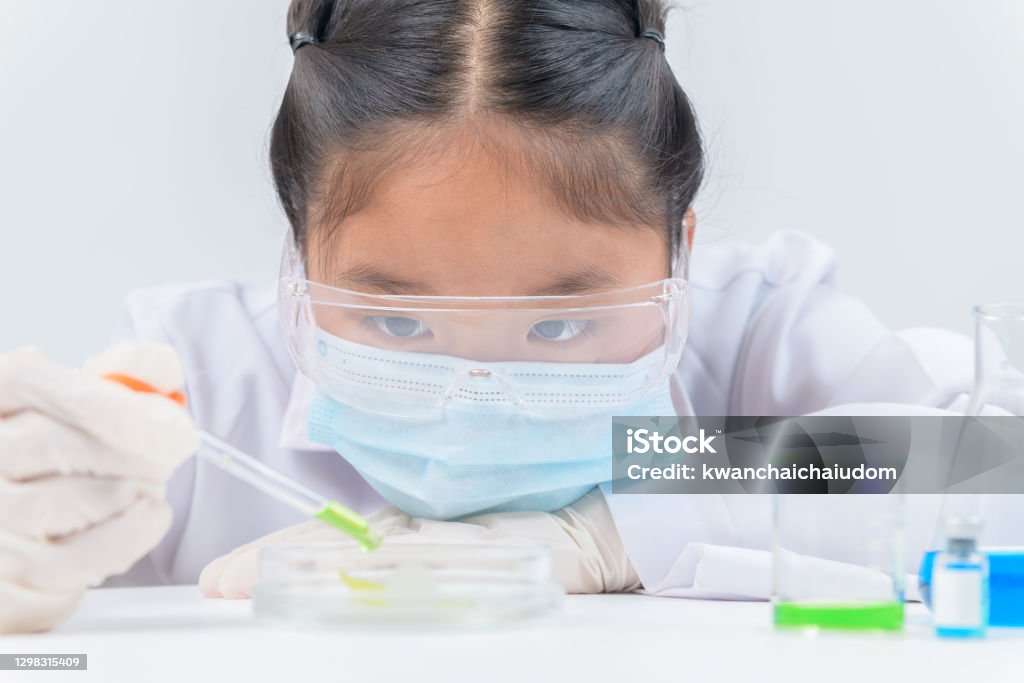 화학 실험실에서 실험을 하고 드롭퍼를 사용하는 안전 안경을 착용한 귀여운 어린 소녀 Stem 주제에 대한 스톡 사진 및 기타