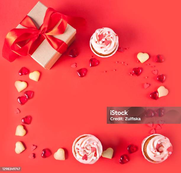 Bingkai Dengan Cupcake Cream Cheese Frosting Yang Dihiasi Dengan Permen ... Bingkai Dengan Cupcake Cream Cheese Frosting Yang Dihiasi Dengan Permen ...
