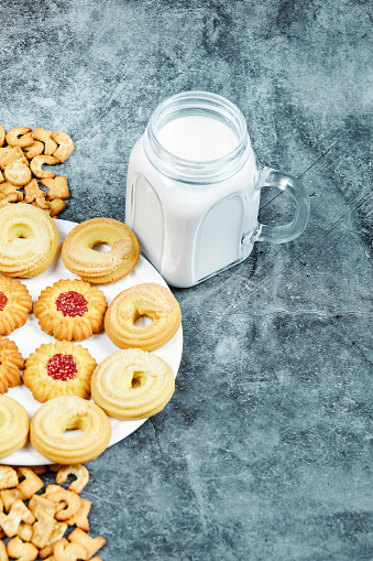 Kerupuk Alfabet Tersebar Sepiring Kue Dan Sebotol Susu Di Latar