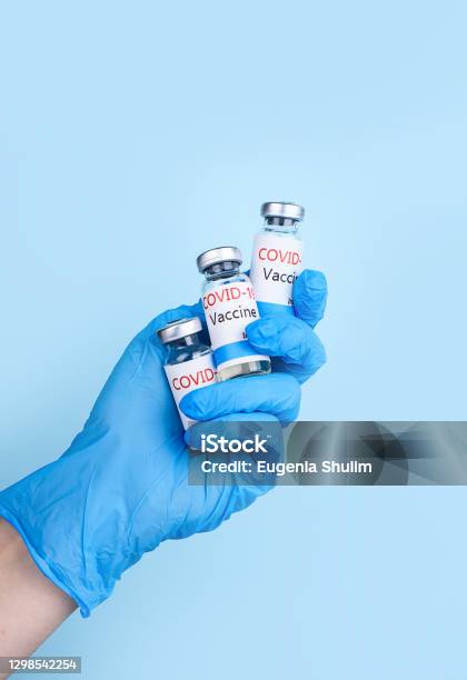 Botol Vaksinasi Di Tangan Dokter Dengan Sarung Tangan Di Latar Belakang ... Botol Vaksinasi Di Tangan Dokter Dengan Sarung Tangan Di Latar Belakang ...