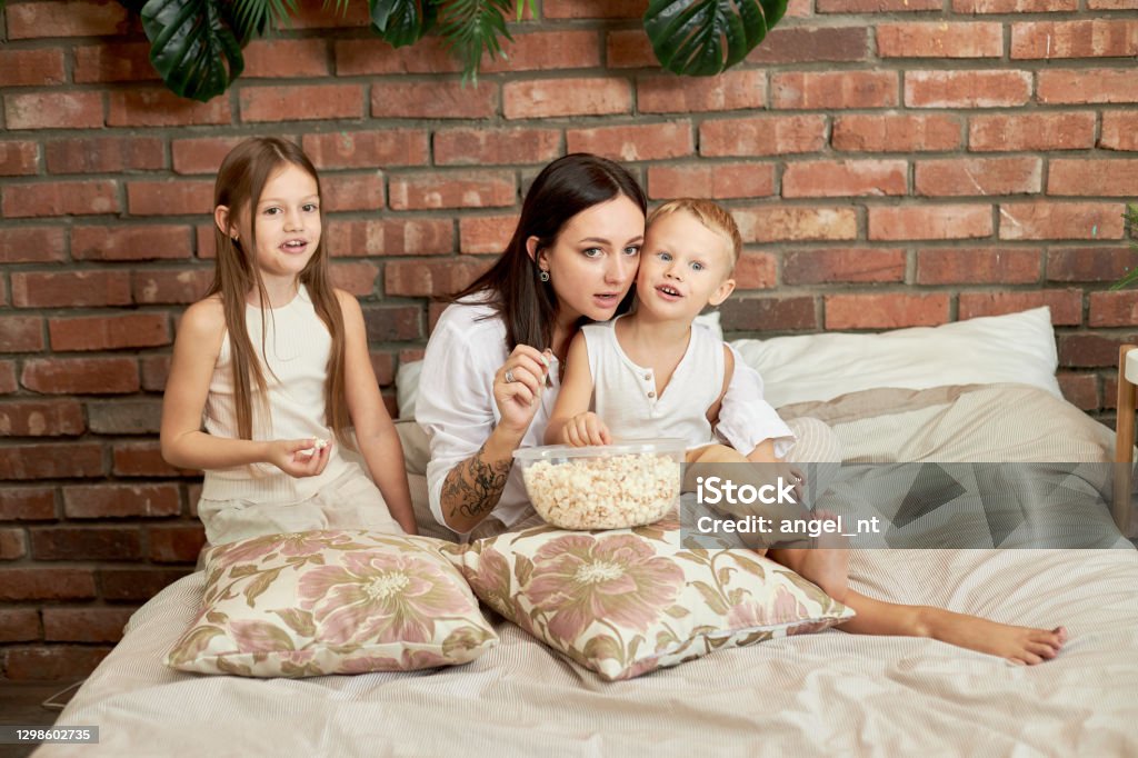 Photo Libre De Droit De Maman Sassoit Sur Le Lit Avec Son Fils Et Sa