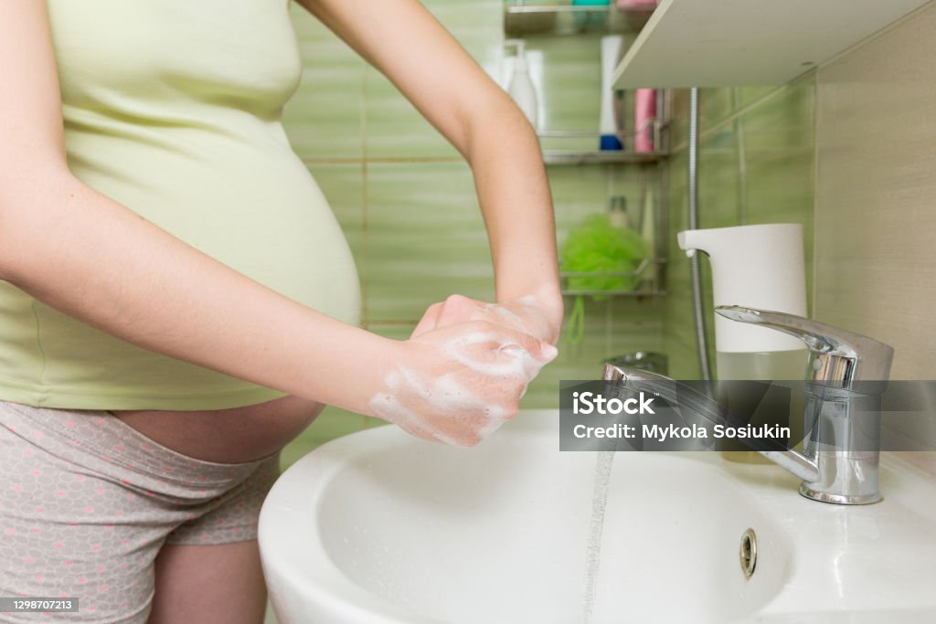 Foto De Maneira Correta De Lavar As Mãos Conceito Mulher Grávida Caucasiana Lavando E Limpando