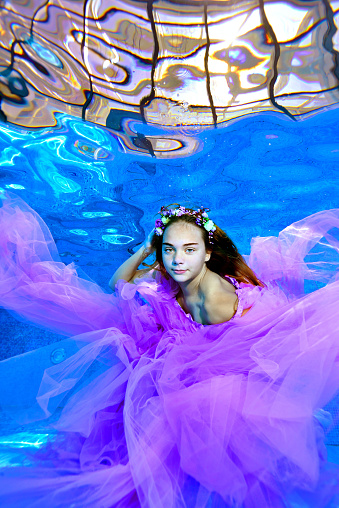 Photo Libre De Droit De Un Portrait Surréaliste Dune Adolescente Elle