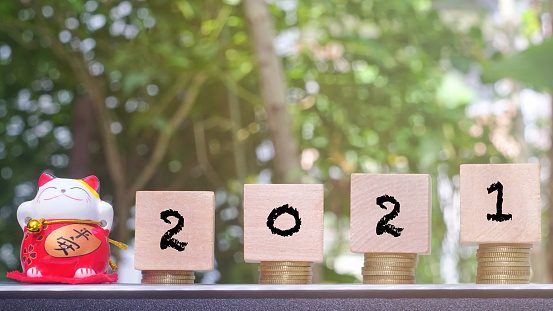 Manekineko Szczęśliwy Kot I Drewniany Blok Z Numerem 2021 Na Szczycie Stosu Monet Zdjęcia