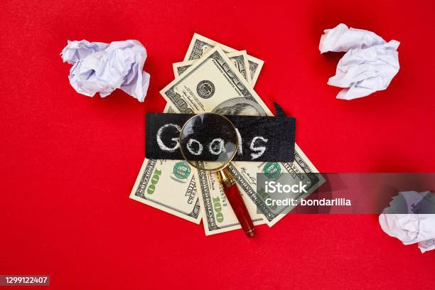 Plano De Concepto De Idea De Búsqueda Objetivos Lupa Dólares De Dinero ... Plano De Concepto De Idea De Búsqueda Objetivos Lupa Dólares De Dinero ...